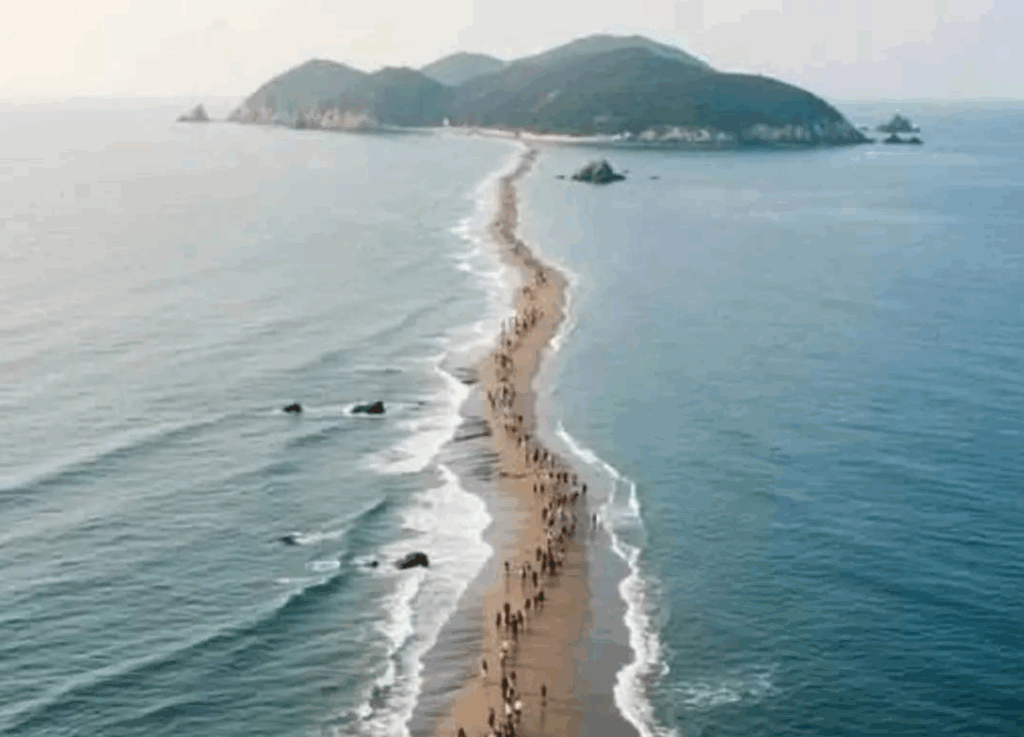 Sea Parts Twice a Year: The Jindo Miracle in Korea - Daily Life Dramas